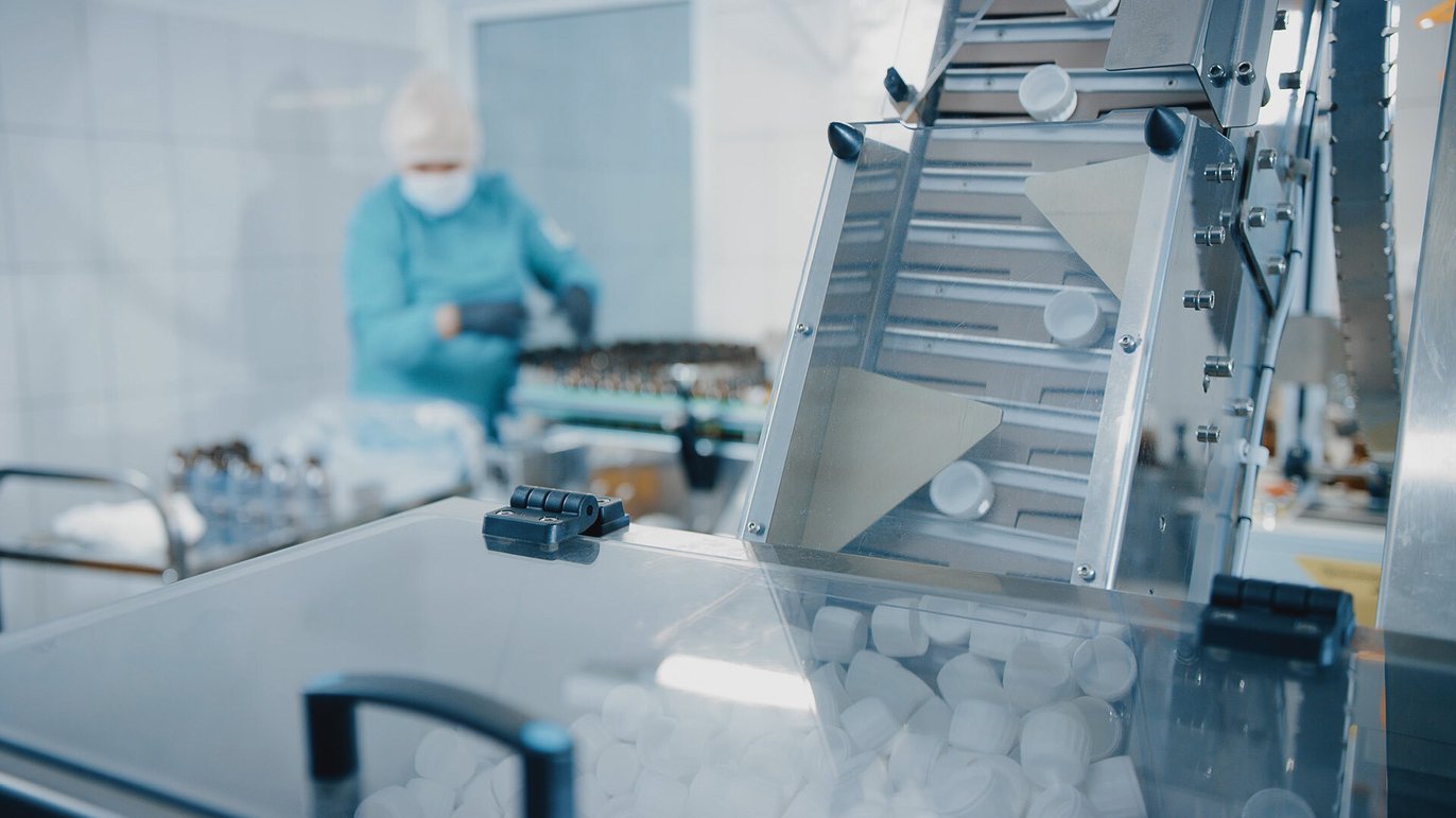 Why use purging compounds in extrusion and injection molding?